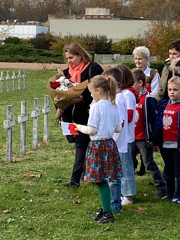 Złożenie kwiatów na mogiłach polskich żołnierzy - Szkoła Polska w ...