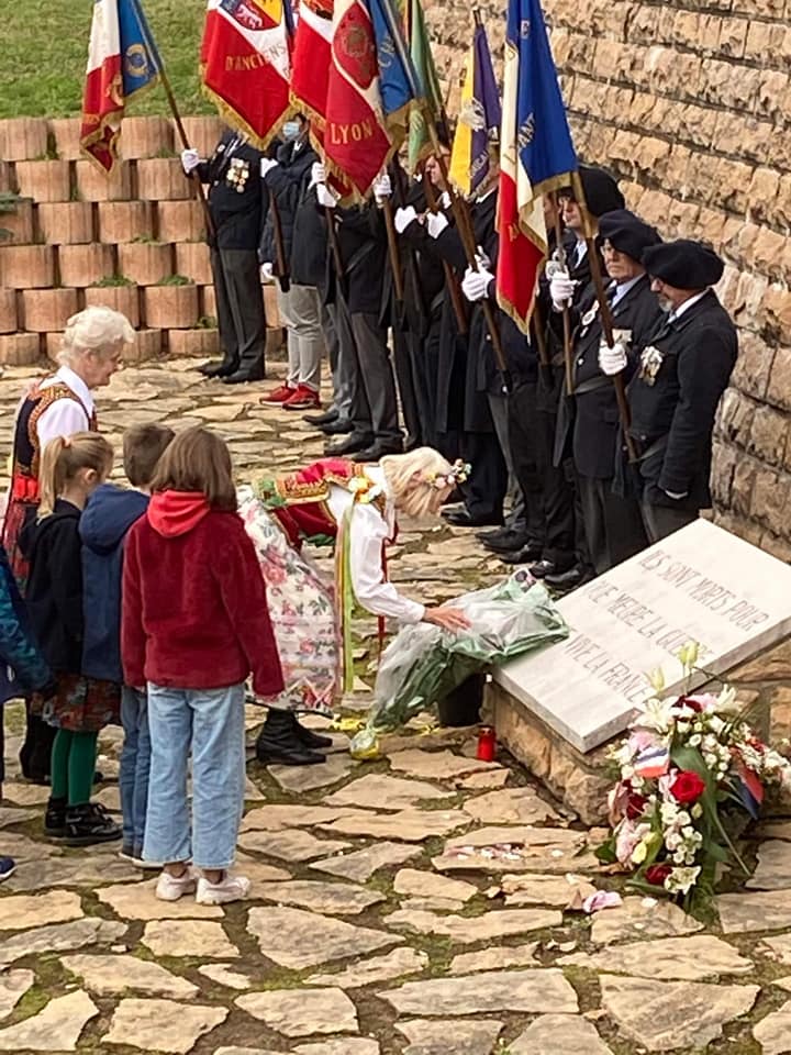 Złożenie kwiatów na mogiłach polskich żołnierzy - Szkoła Polska w ...